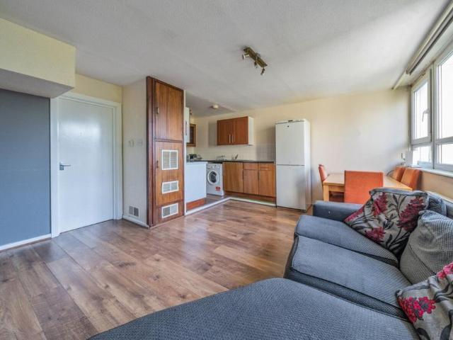 Yelverton Road, Battersea, London, SW11 4 bed flat to rent £4,000 pcm £923 pw