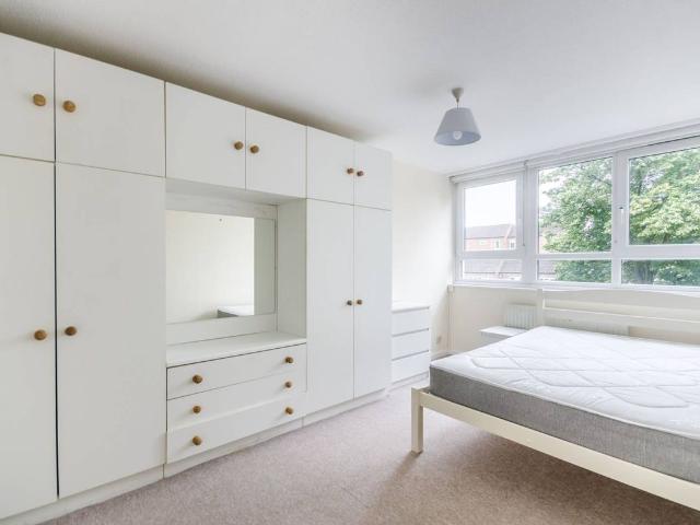 Yelverton Road, Battersea Square, London SW11, 3 bed flat to rent, £2,900 pcm | PrimeLocation
