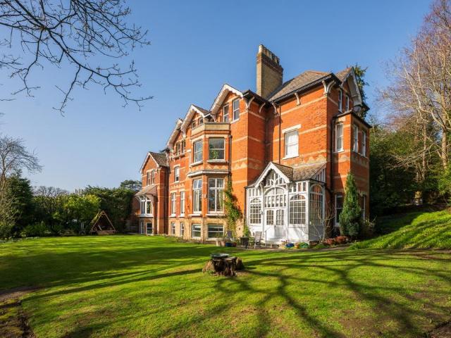 Yester Road Chislehurst BR7 3 bed flat to rent £2,600 pcm £600 pw