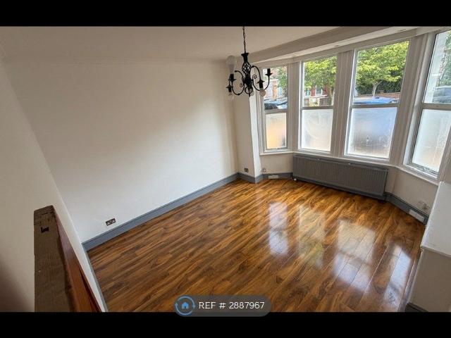 Yew Grove, London NW2, 3 bed maisonette to rent, £2,750 pcm | PrimeLocation