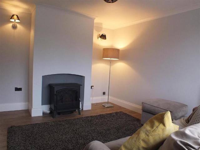 Yew Tree Lane, Dukinfield SK16 3 bed semi detached house to rent £1,225 pcm £283 pw