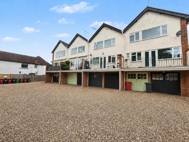 Yew Tree Road, Slough SL1 3 bed flat to rent £2,200 pcm £508 pw