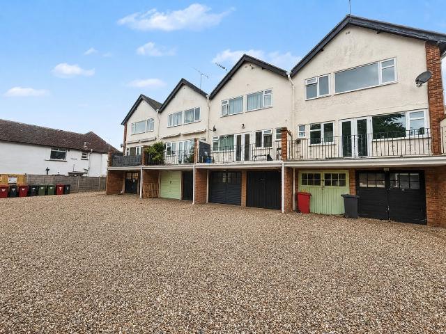 Yew Tree Road, Slough SL1, 3 bed flat to rent, £2,200 pcm | PrimeLocation