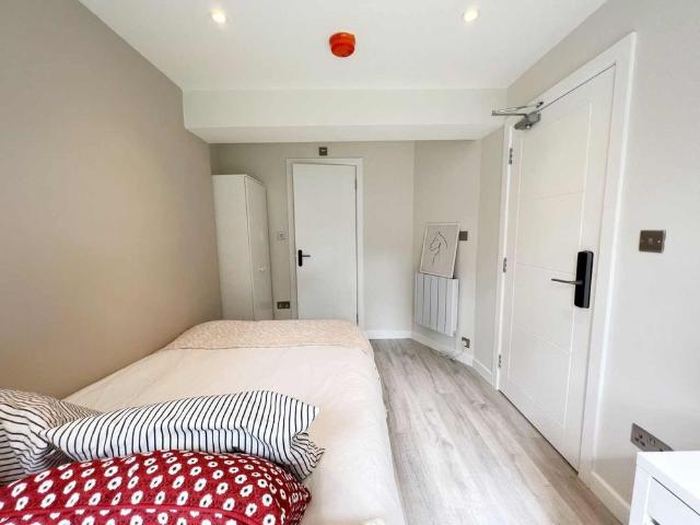 YoLiving Battersea 2b2b Room 2