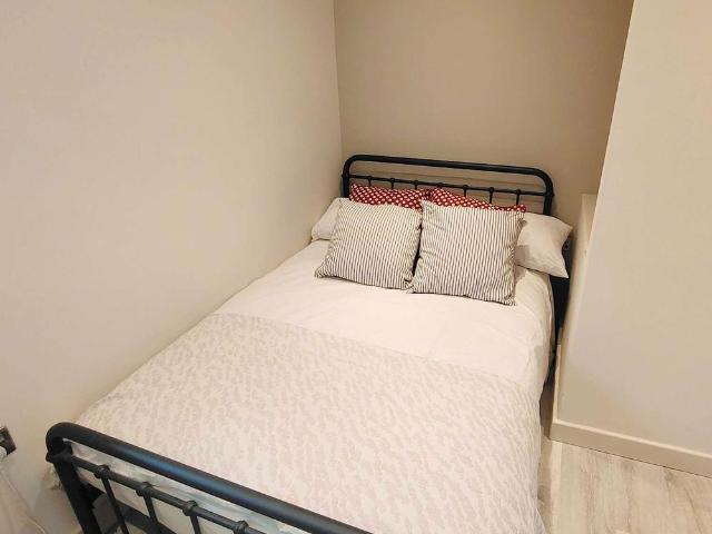 YoLiving Kingston Addison Gardens 2b1b Room 2