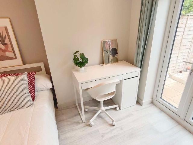 YoLiving Kingston Bonner Hill Road 2b1b Room 1