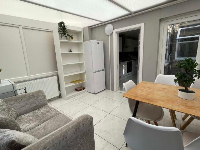 YoLiving Kingston KP Room 2