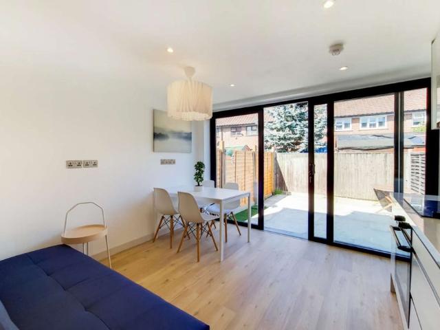 YoLiving LCC Camberwell Goldsmith 2 Room 1