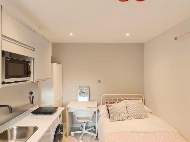 YoLiving Queen Mary 2 Studio 1 Studio 1