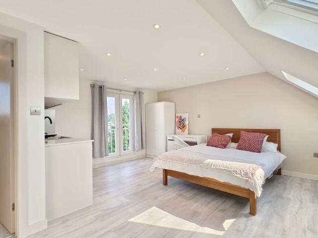 YoLiving Stratford Bisson Road Studio 4 Studio 4