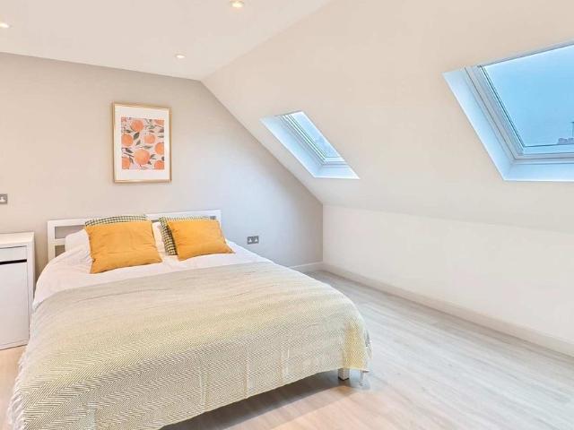 YoLiving Stratford Riverside Studio 4 Studio 4