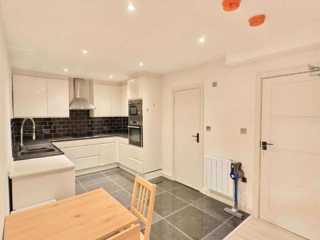 YoLiving Stratford Riverside 2b1b Room 2
