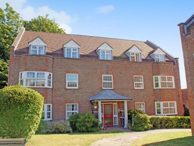 York Mews, Alton, Hampshire GU34, 2 bed flat to rent, £1,400 pcm | PrimeLocation