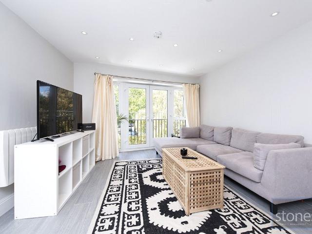 York Mews, London NW5, 3 bed flat to rent, £3,900 pcm | PrimeLocation