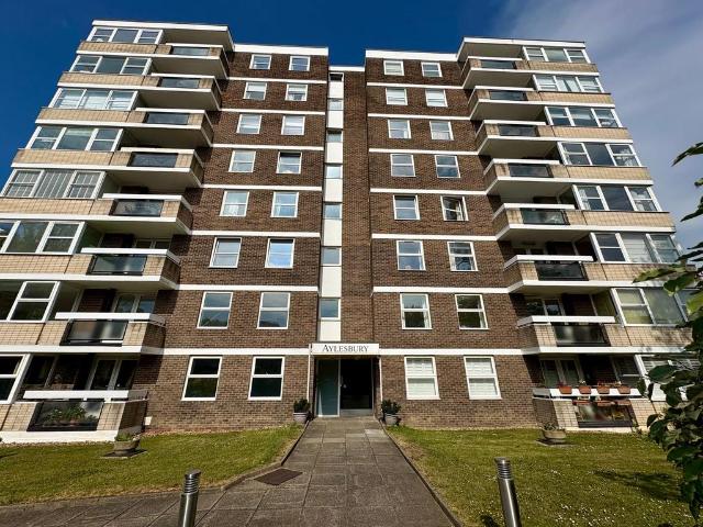 York Avenue, Hove BN3 2 bed flat to rent £1,995 pcm £460 pw