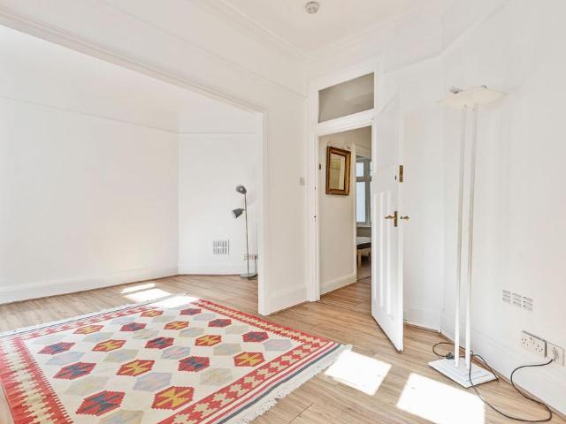 York Buildings, London, WC2N 1 bed flat to rent £2,100 pcm £485 pw