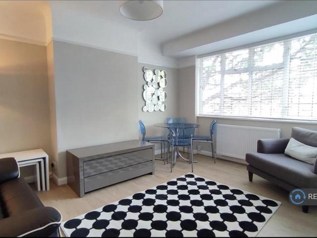 York Close, Morden, SM4 2 bed maisonette to rent £1,800 pcm £415 pw