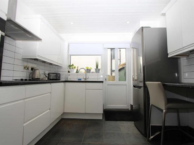 York Hill, Loughton 2 bed flat to rent £1,600 pcm £369 pw