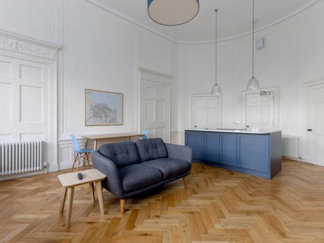 York Place, New Town, Edinburgh 1 bed flat to rent £1,550 pcm £358 pw