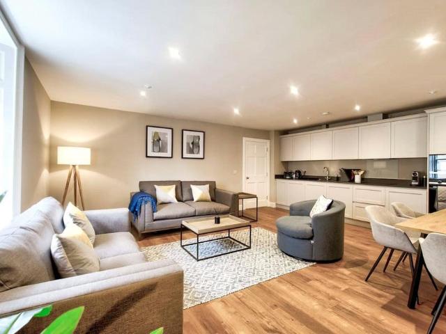 York Place, Edinburgh, Midlothian, EH1 3 bed apartment to rent £2,750 pcm £635 pw