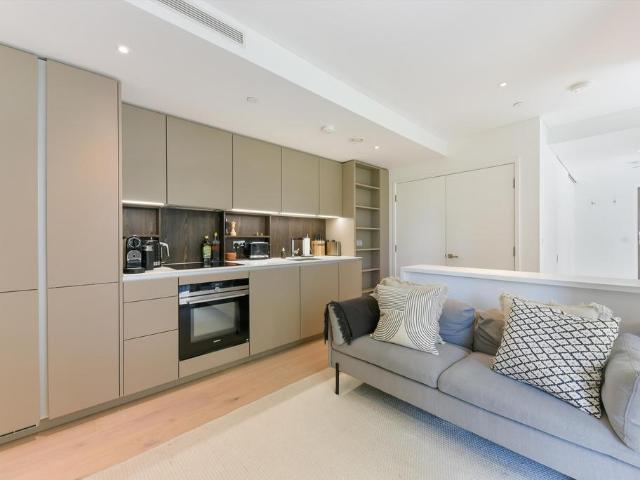 York Place, London SW11 1 bed flat to rent £2,500 pcm £577 pw