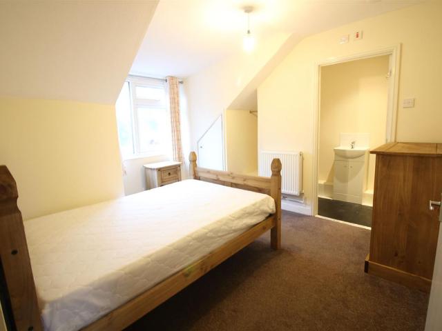 York Road, Aldershot GU11, Room to rent, £625 pcm | PrimeLocation