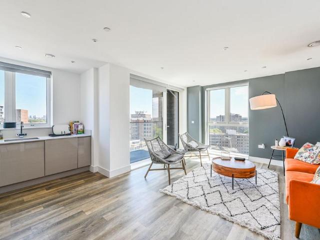 York Road, Battersea, London, SW11 2 bed flat to rent £3,100 pcm £715 pw