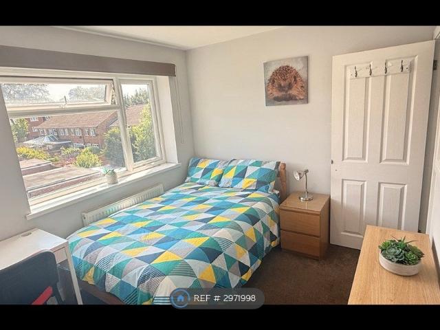 York Road, Byfleet KT14, Room to rent, £825 pcm | PrimeLocation