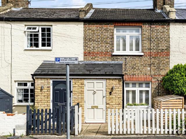 York Road, Kingston Upon Thames KT2 2 bed terraced house to rent £2,400 pcm £554 pw