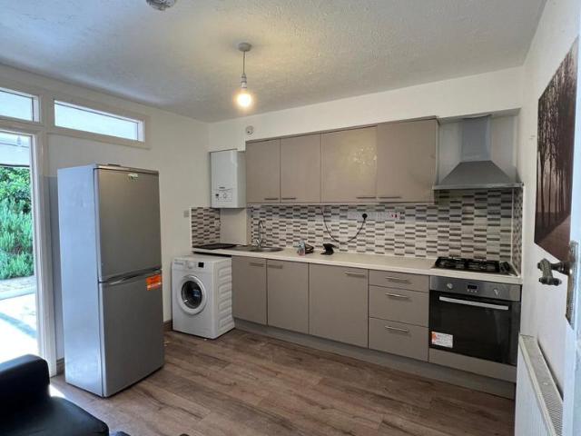 York Road, London E4 2 bed flat to rent £2,300 pcm £531 pw