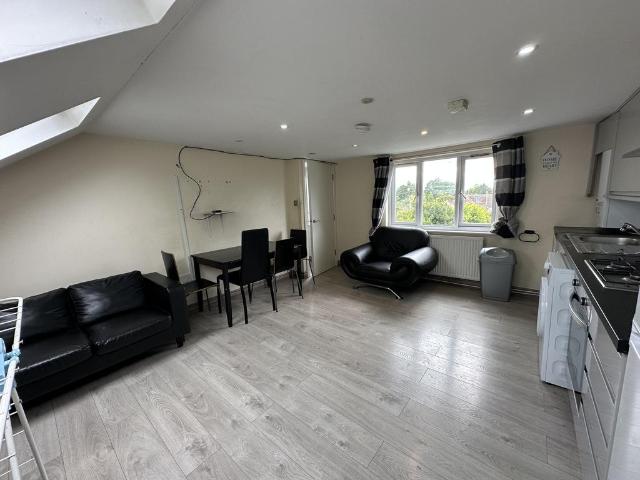 York Road, London E4 3 bed maisonette to rent £2,400 pcm £554 pw