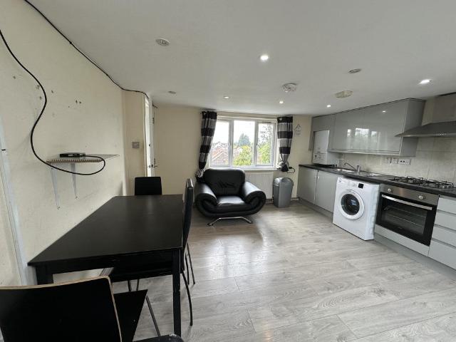 York Road, London E4 3 bed maisonette to rent £2,400 pcm £554 pw
