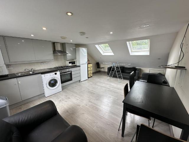 York Road, London E4 3 bed maisonette to rent £2,400 pcm £554 pw