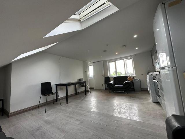 York Road, London E4 3 bed maisonette to rent £2,400 pcm £554 pw