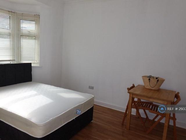York Road, London, E17 Studio to rent £1,395 pcm £322 pw