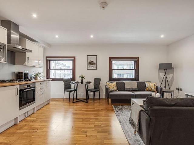York Road, London, SW11 1 bed flat to rent £2,400 pcm £554 pw