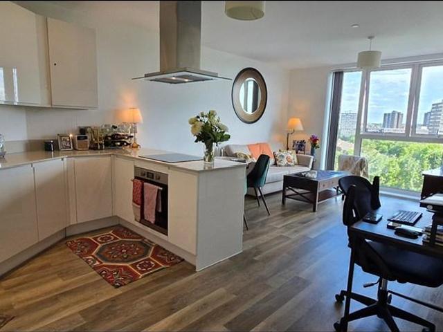 York Road, London, SW11 1 bed flat to rent £2,500 pcm £577 pw