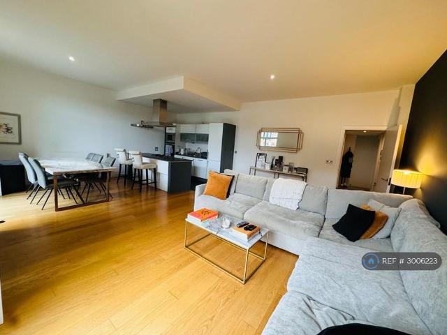 York Road, London, SW11 2 bed flat to rent £3,100 pcm £715 pw