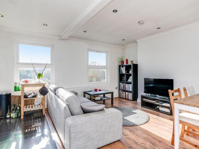 York Road, London, W3 1 bed flat to rent £1,750 pcm £404 pw