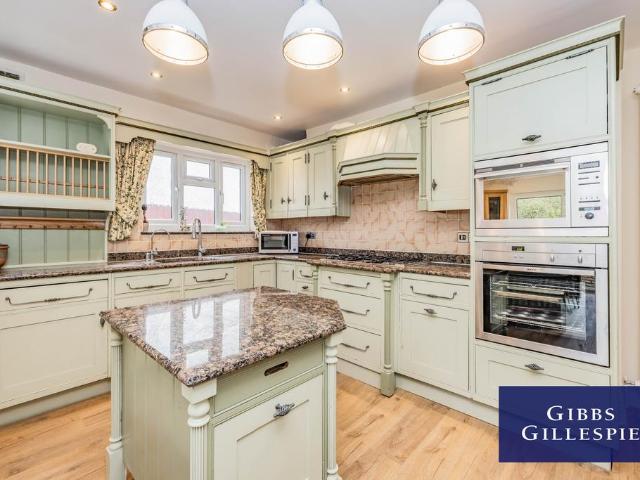York Road, Northwood, HA6 3 bed detached house to rent £2,650 pcm £612 pw