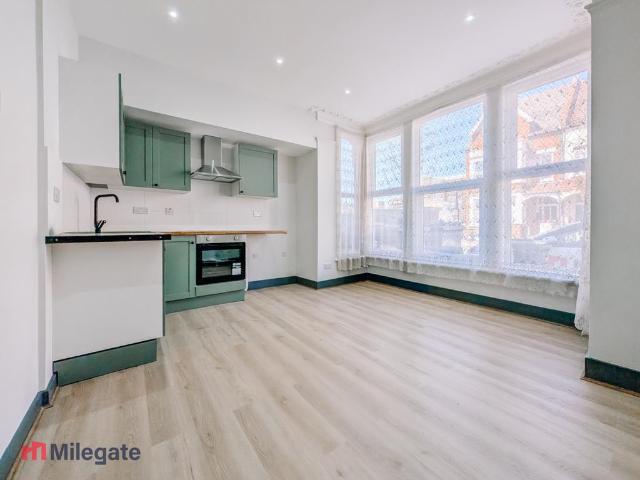 York Road, Southend On Sea SS1 1 bed flat to rent £1,050 pcm £242 pw