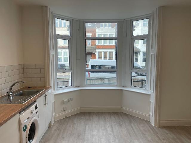 York Road, Southend On Sea SS1, 2 bed flat to rent, £1,200 pcm | PrimeLocation