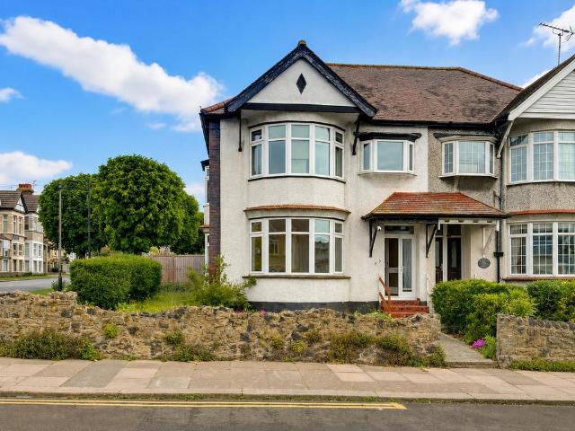 York Road, Southend on sea, SS1 2 4 bed semi detached house to rent £2,400 pcm £554 pw
