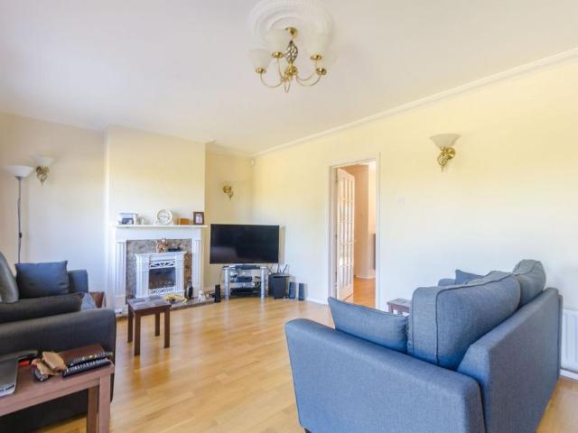 York Road, Sutton, SM2 3 bed bungalow to rent £3,300 pcm £762 pw
