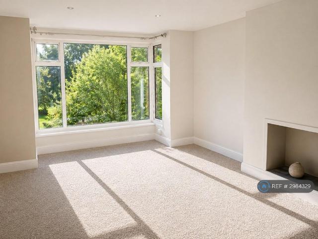York Road, Surrey, GU1 2 bed flat to rent £1,750 pcm £404 pw