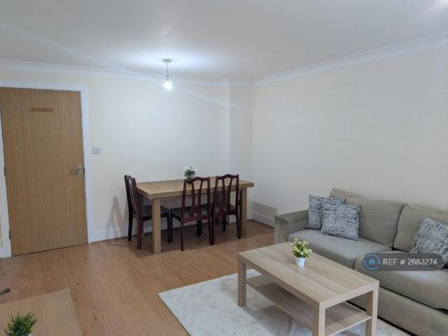 York Road, Woking, GU22 2 bed flat to rent £1,550 pcm £358 pw