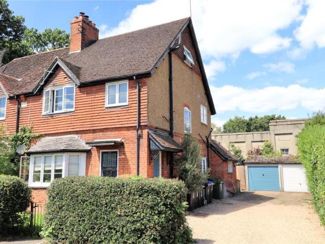 York Road, Woking GU22 2 bed maisonette to rent £1,800 pcm £415 pw