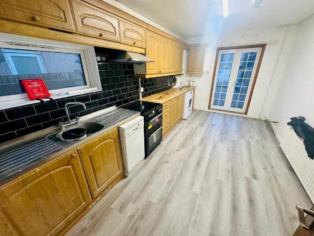 York Street, Mitcham 5 bed house to rent £4,950 pcm £1,142 pw