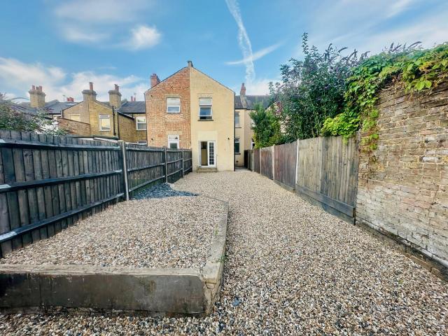 York Street, Mitcham 5 bed terraced house to rent £4,950 pcm £1,142 pw