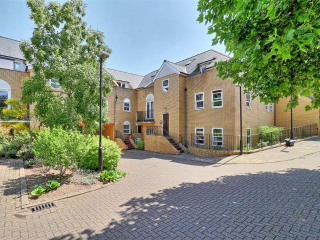 York Terrace, Cambridge 2 bed flat to rent £1,750 pcm £404 pw